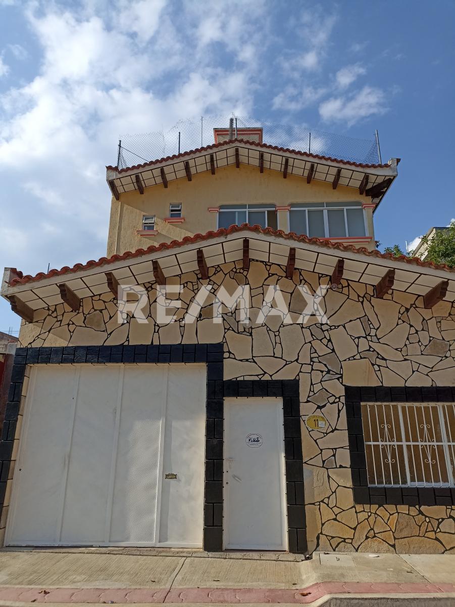 Casa en venta de 3 niveles en Col. Burócratas
